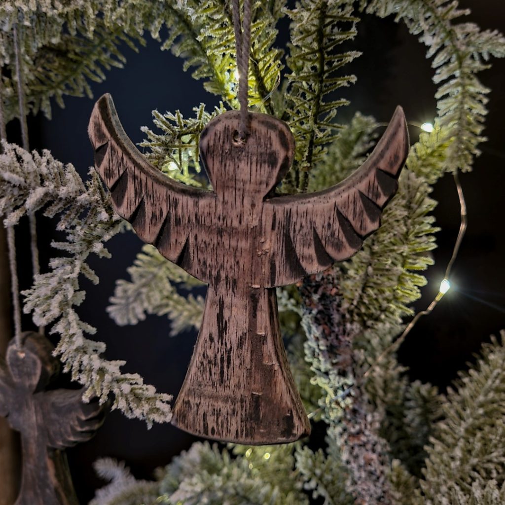 Engel hanger. Hout. - Huisvolsfeer